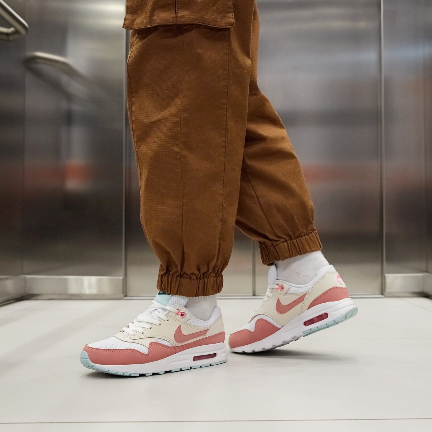 NIKE AIR MAX 1 Rosa DZ3307-101 | Sizeer.de